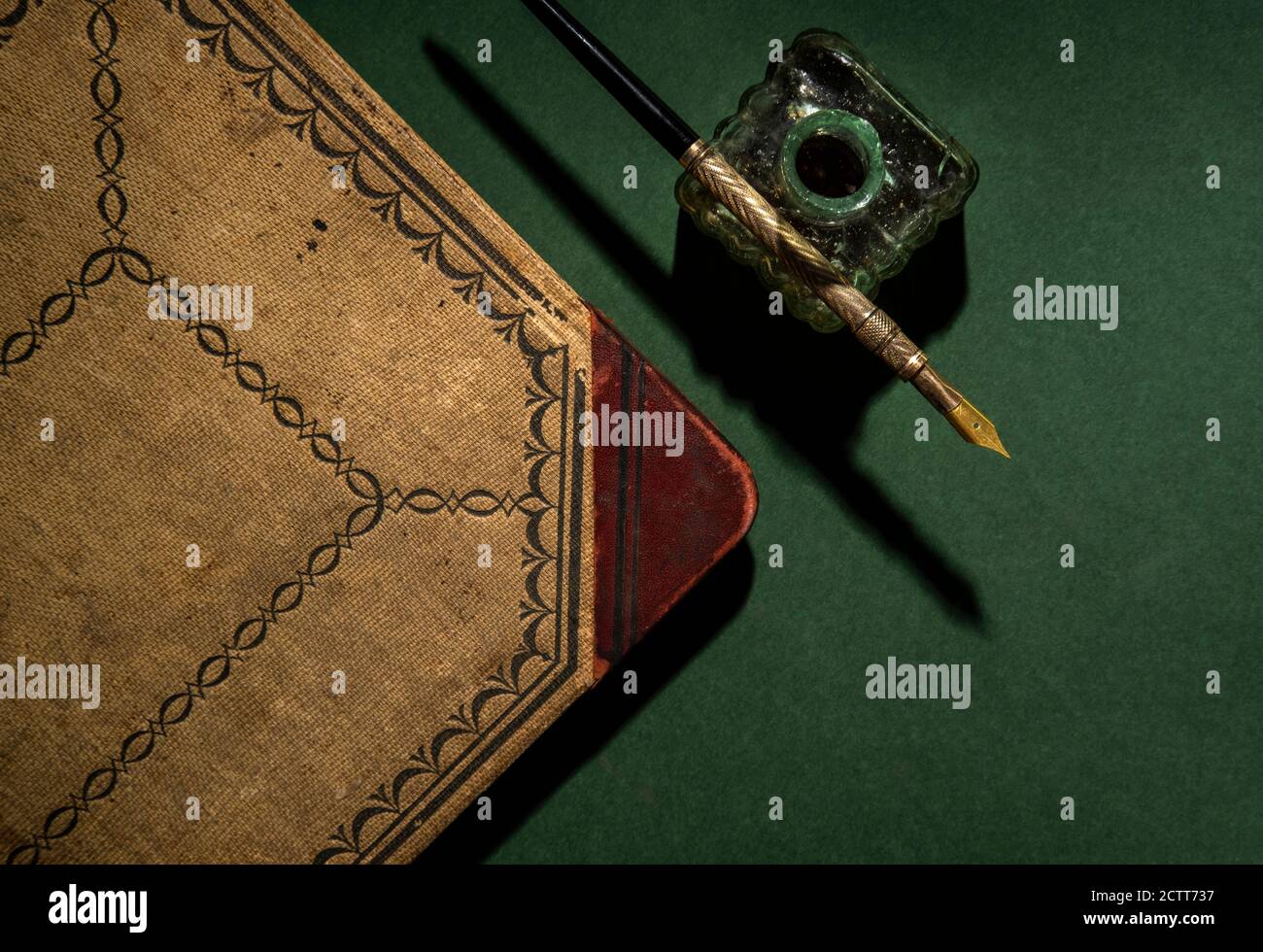 Antique ink well and pen Stock Photo - Alamy