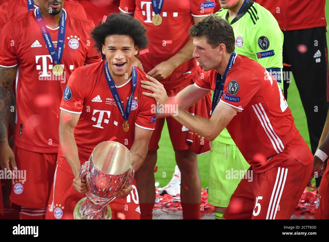 Budapest, Ferenc Puskas Stadium. 24th Sep, 2020. Bayern cheer at the ...