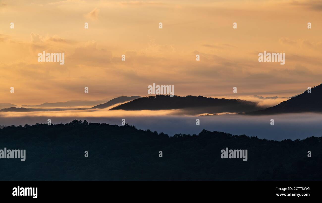 Aerial view photos hollow photos hi-res stock photography and images ...