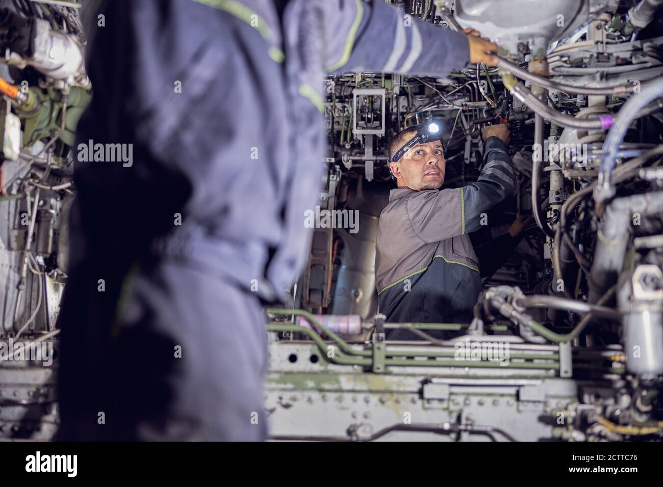 Aircraft maintenance workers hi-res stock photography and images - Alamy