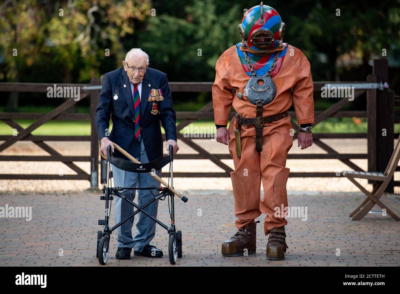 Captain sir tom moore in wootton hi-res stock photography and images ...