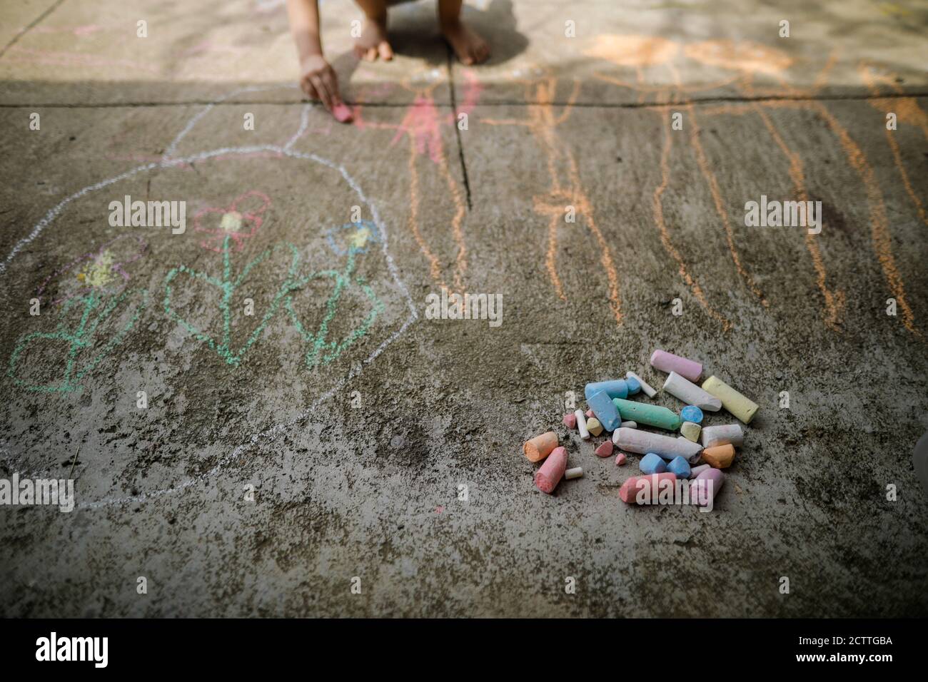 Chalk pavement drawings hi-res stock photography and images - Alamy