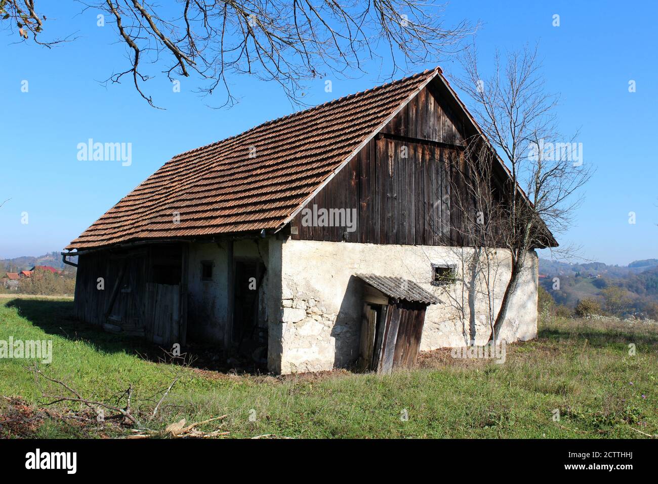 Small Wooden Barn High Resolution Stock Photography and Images - Alamy