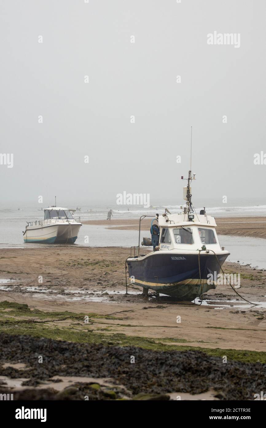 Boat stranded whilst tide is out, Bude, Cornwall Stock Photo - Alamy