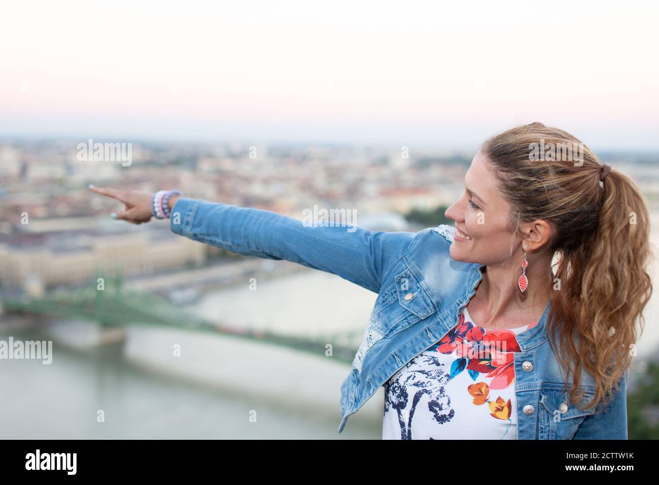 Woman pointing smiling hi-res stock photography and images - Alamy
