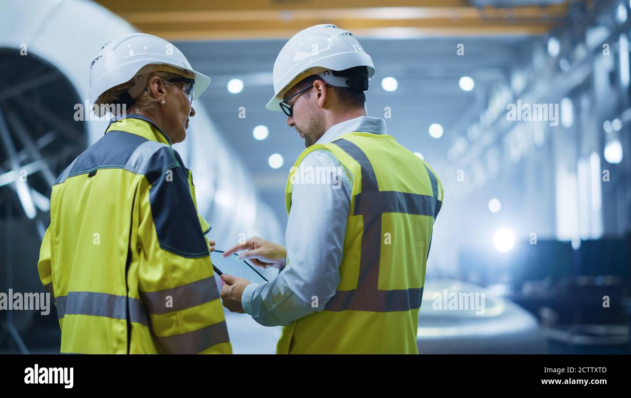 Two engineers work together hi-res stock photography and images - Alamy