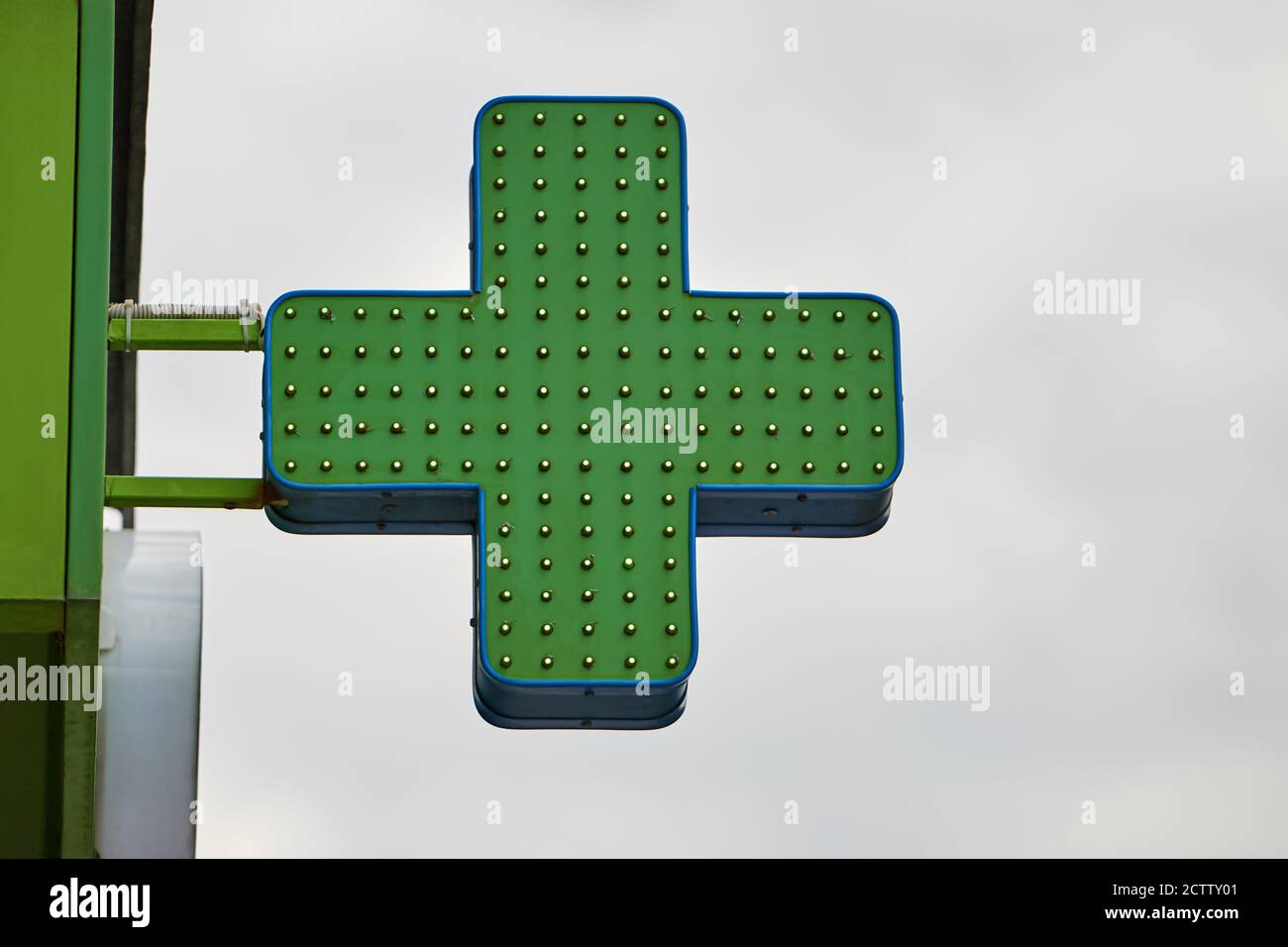 Green pharmacy cross sign night hi-res stock photography and images - Alamy