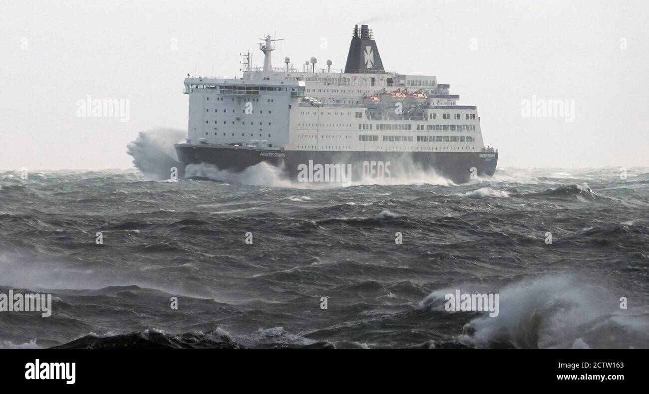 The MS Princess Seaways battles through the waves off Tynemouth pier as ...