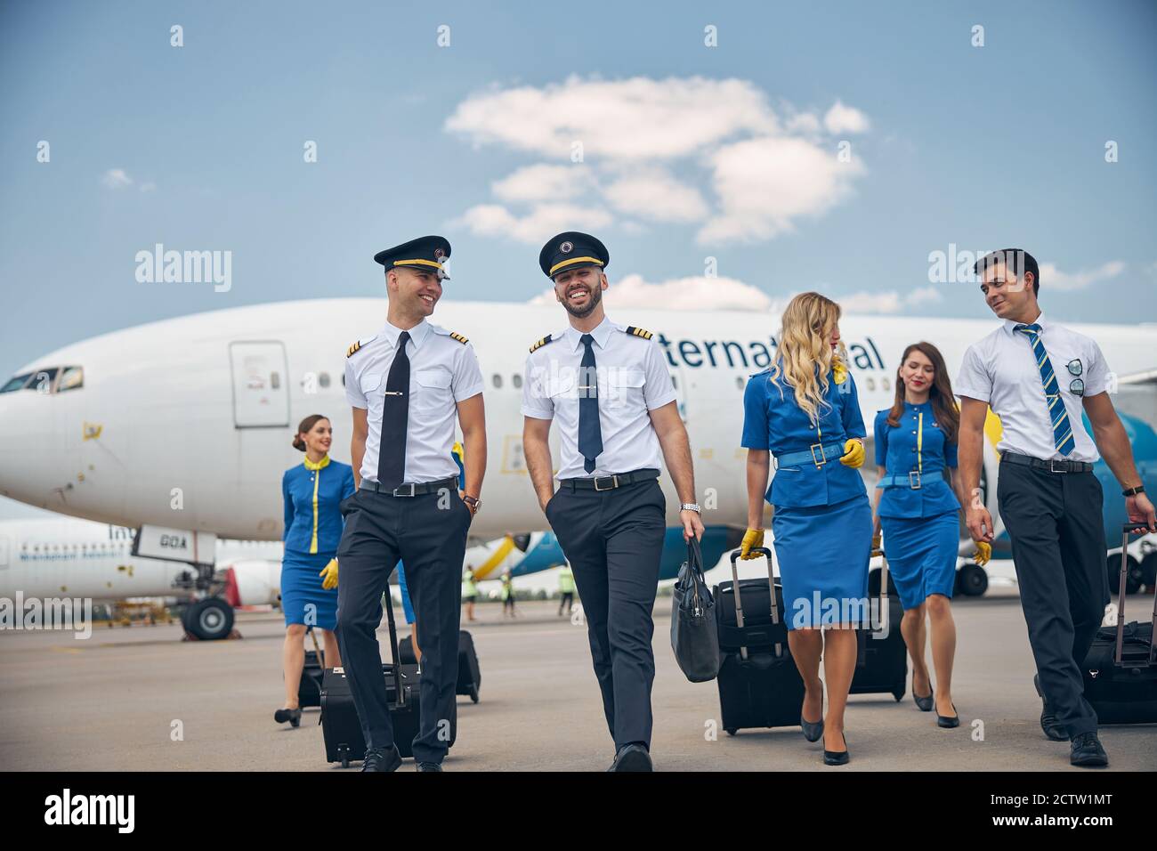 Female airline pilot walking hi-res stock photography and images - Alamy