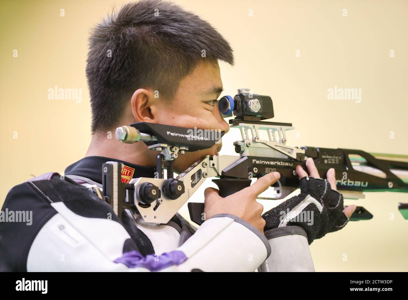 (200925) -- YICHANG, Sept. 25, 2020 (Xinhua) -- Zhang Changhong ...