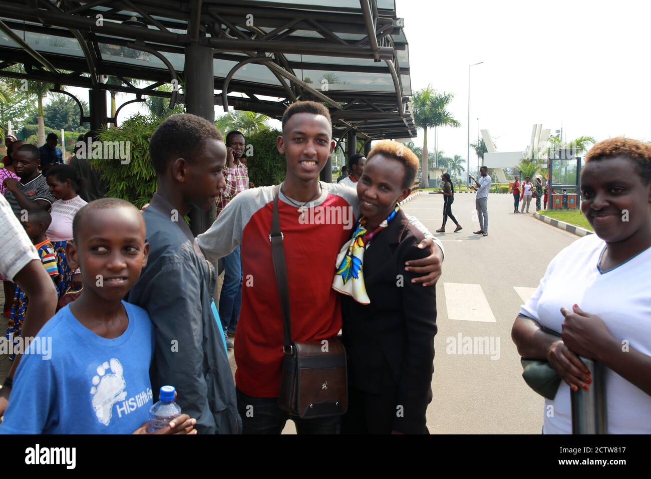 Nairobi, Rwanda. 9th Sep, 2019. Mike Manzi (C), a Rwandan student, bids ...