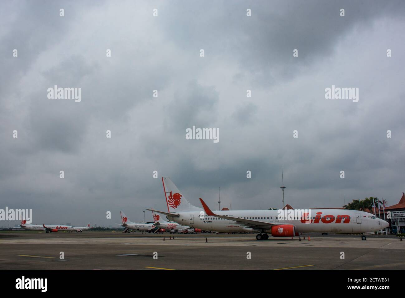 airplane park at airport Stock Photo - Alamy
