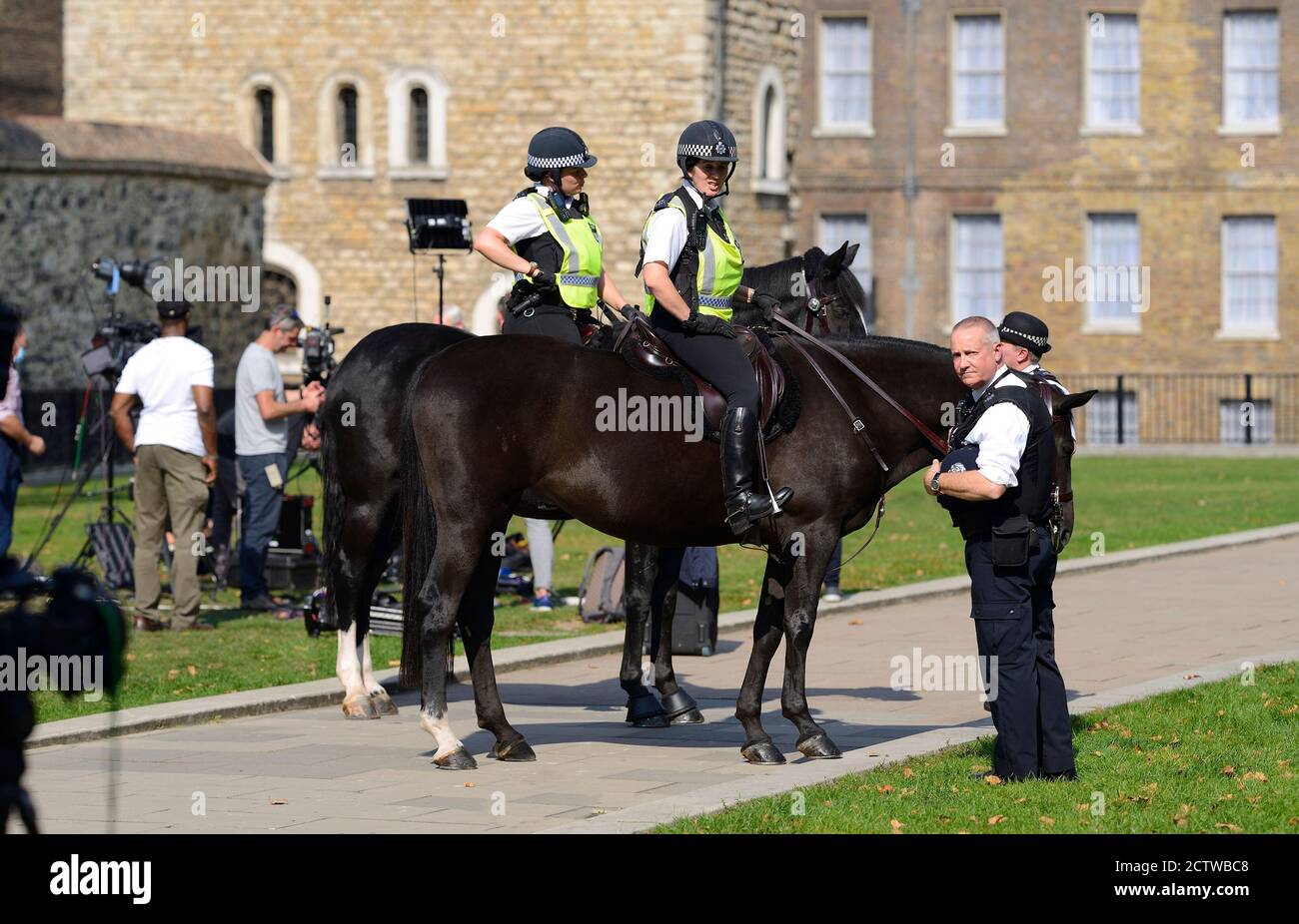 Mounted policewomen hi-res stock photography and images - Alamy