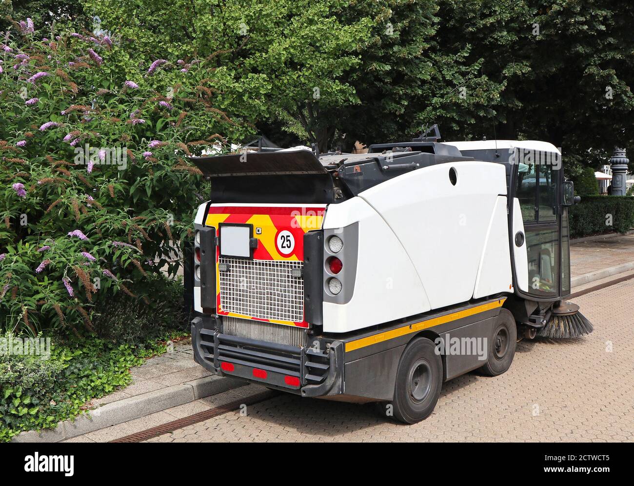 Green machine street cleaner hi-res stock photography and images - Alamy