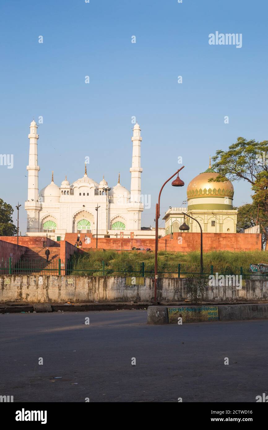 India, Uttar Pradesh, Lucknow, Teele Wali Mosque or Mosque on the Mound ...