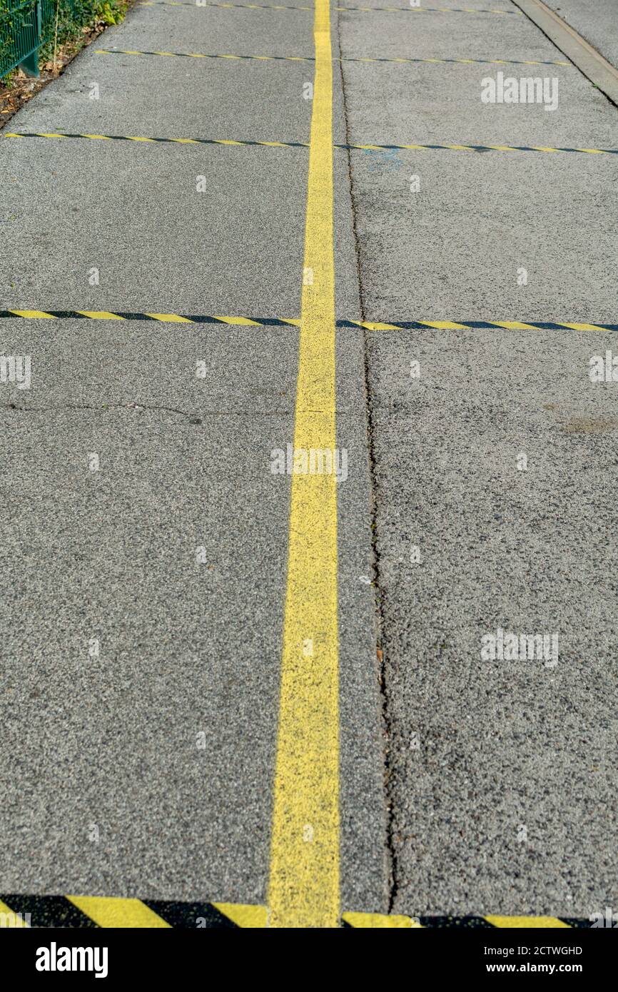 Yellow lines on street mark hi-res stock photography and images - Alamy