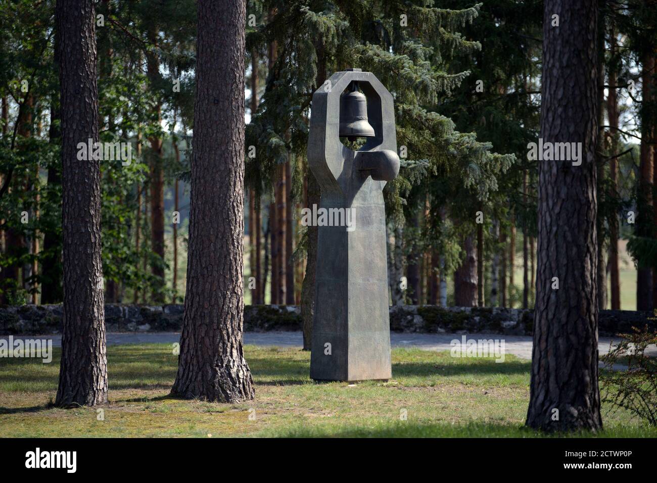 09 September 2020, Brandenburg, Halbe: The bell sculpture "The Mourner ...