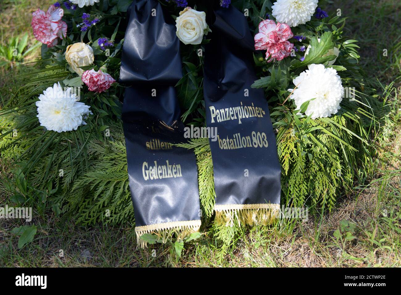 09 September 2020, Brandenburg, Halbe: A wreath of the ...
