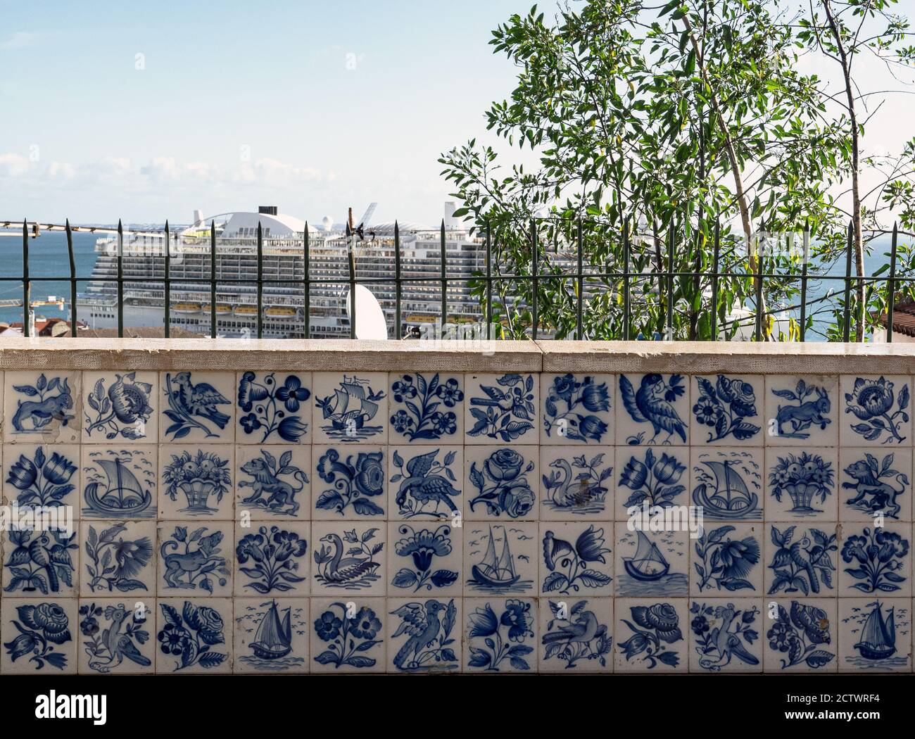 Azulejos lisbon hi-res stock photography and images - Alamy