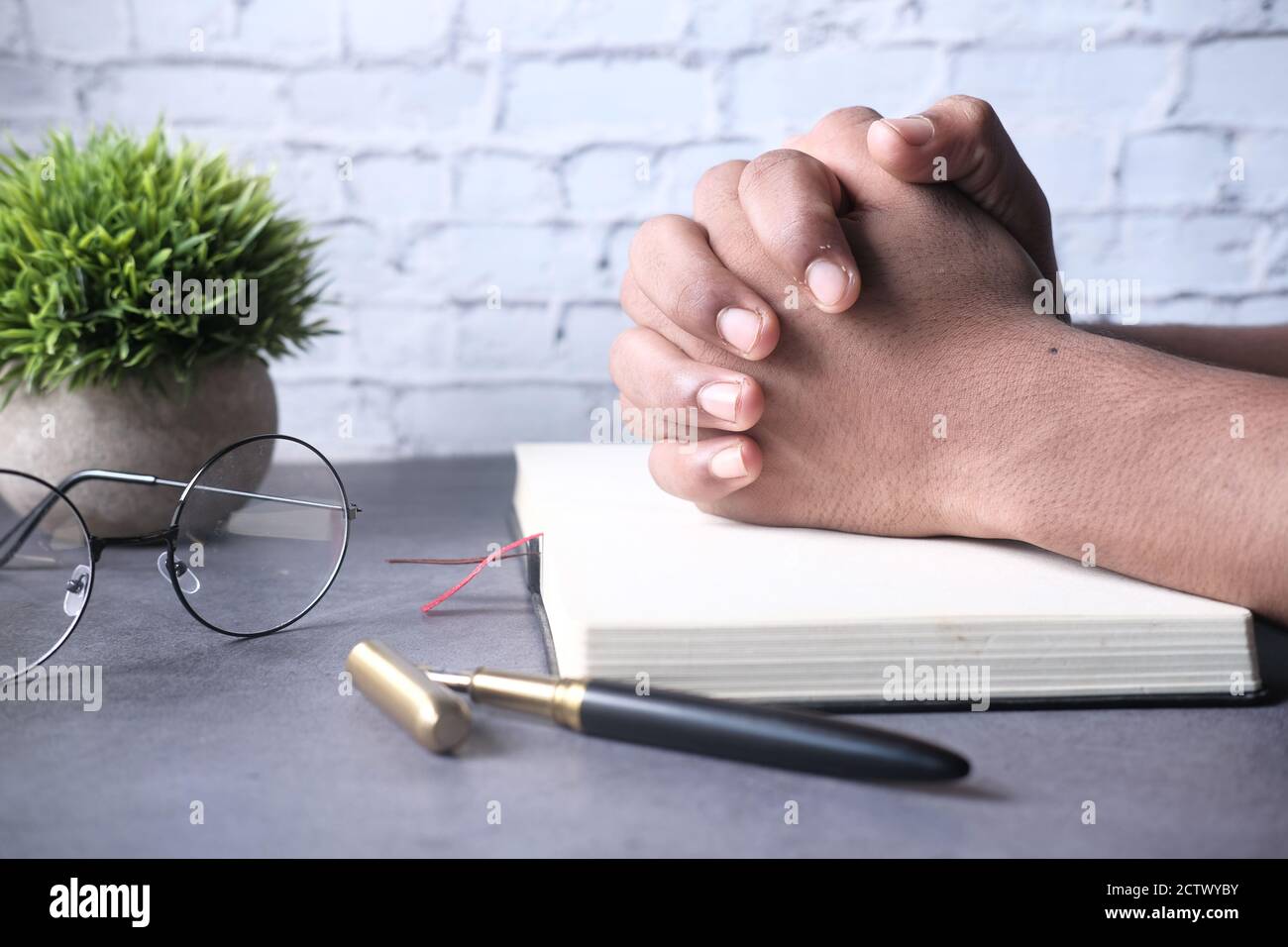 Elderly hands bible hi-res stock photography and images - Alamy