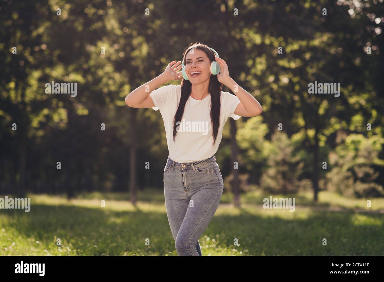 Portrait of her she nice attractive pretty lovely cheerful cheery ...