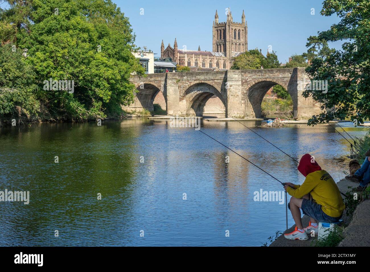 England, Herefordshire, Hereford, cathedral, old bridge & river Wye ...