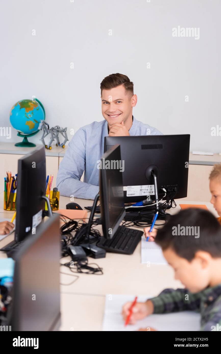 Schoolkids hi-res stock photography and images - Alamy