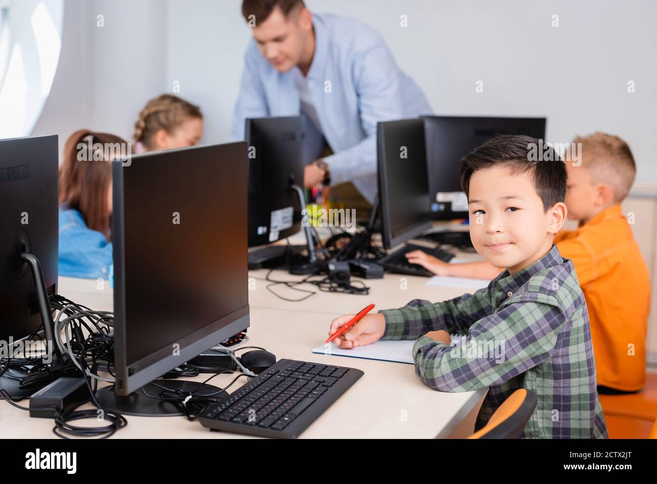 Asian children with computers hi-res stock photography and images - Alamy