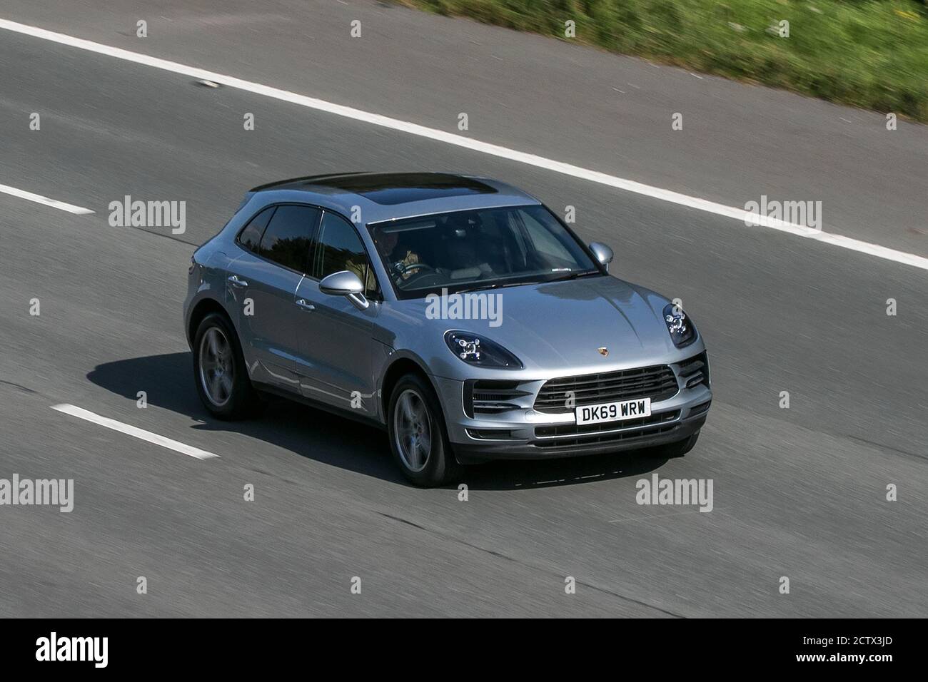 Silver suv hi-res stock photography and images - Alamy