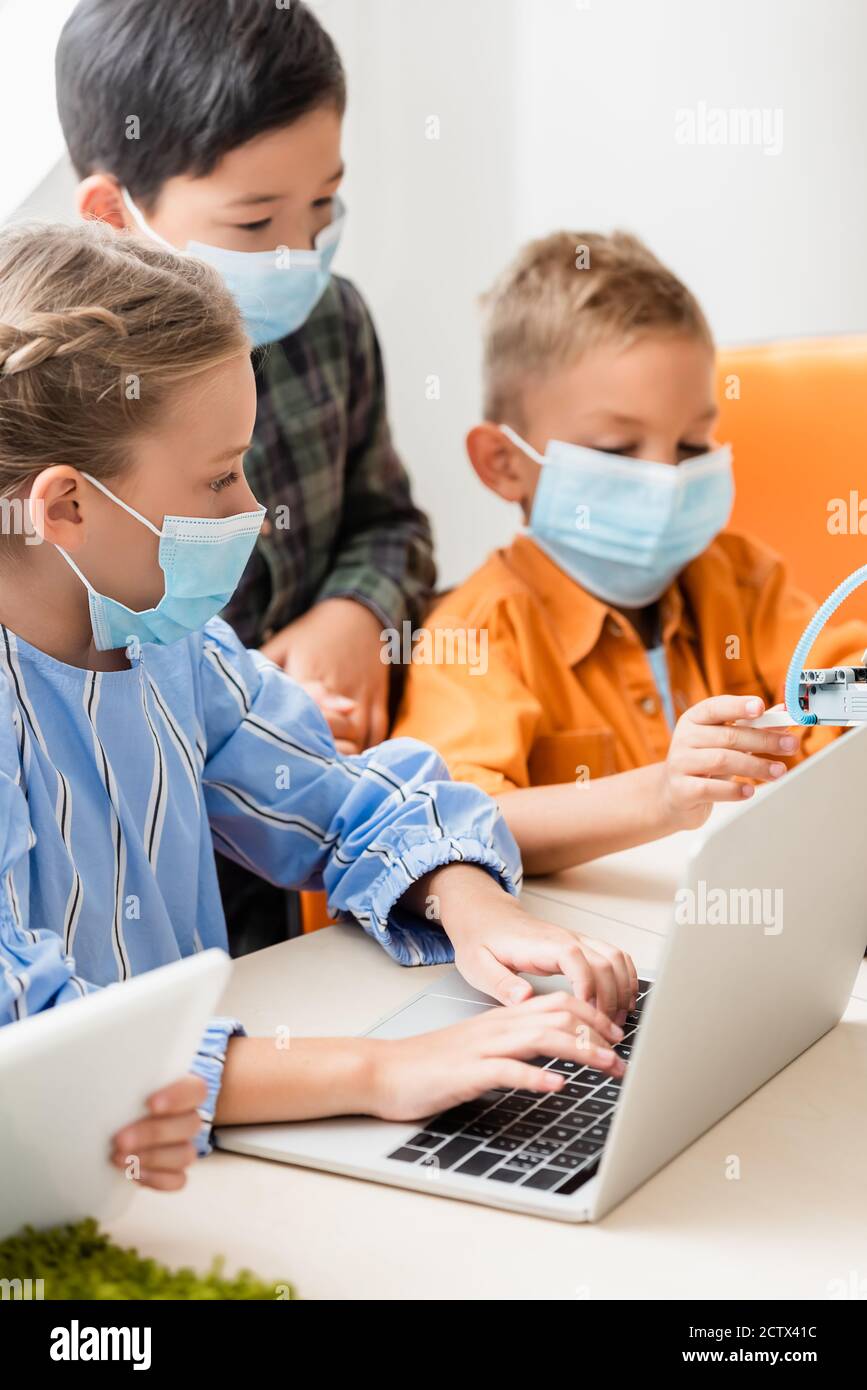 Children with devices in school hi-res stock photography and images - Alamy