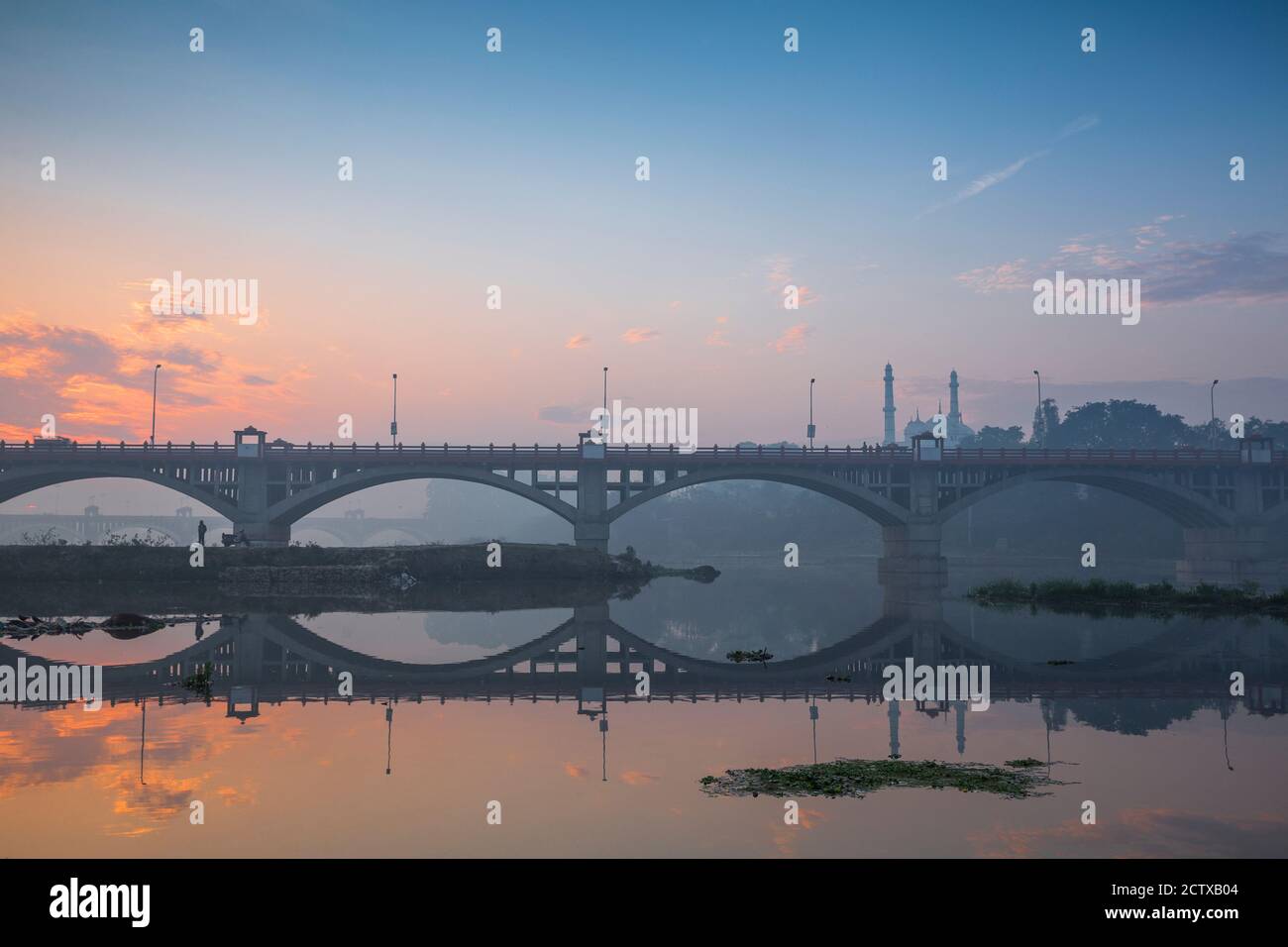 India, Uttar Pradesh, Lucknow, Bridge over Gomti River Stock Photo - Alamy