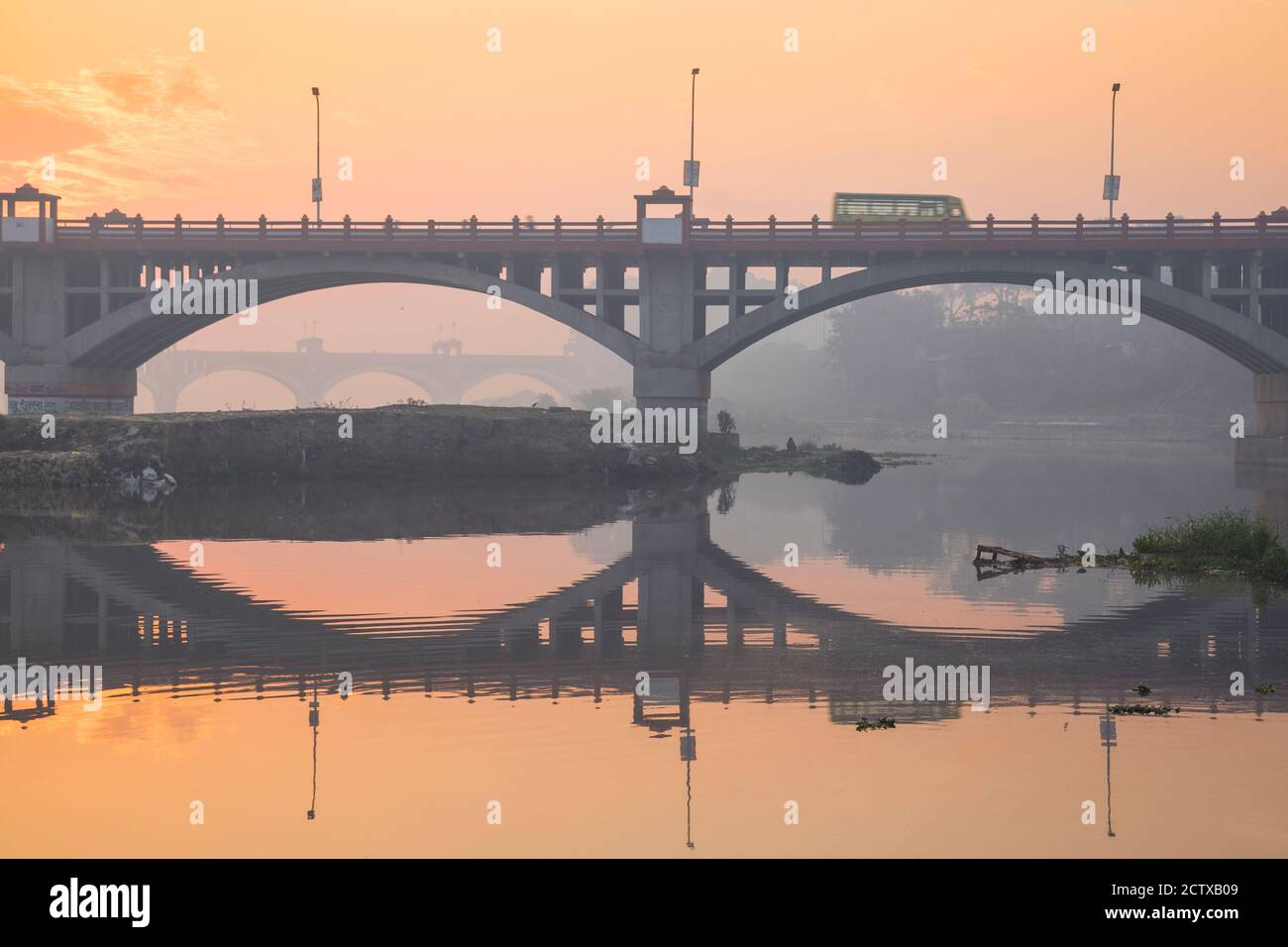 India, Uttar Pradesh, Lucknow, Bridge over Gomti River Stock Photo - Alamy