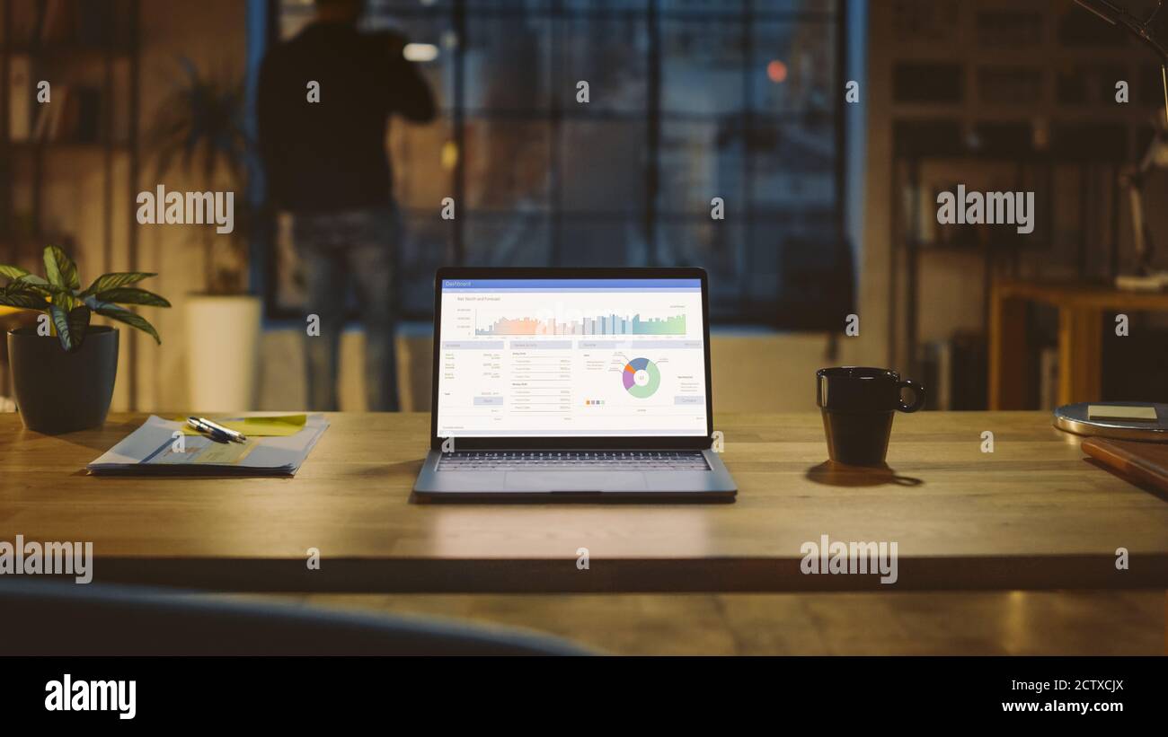 Monitor pie chart hi-res stock photography and images - Alamy