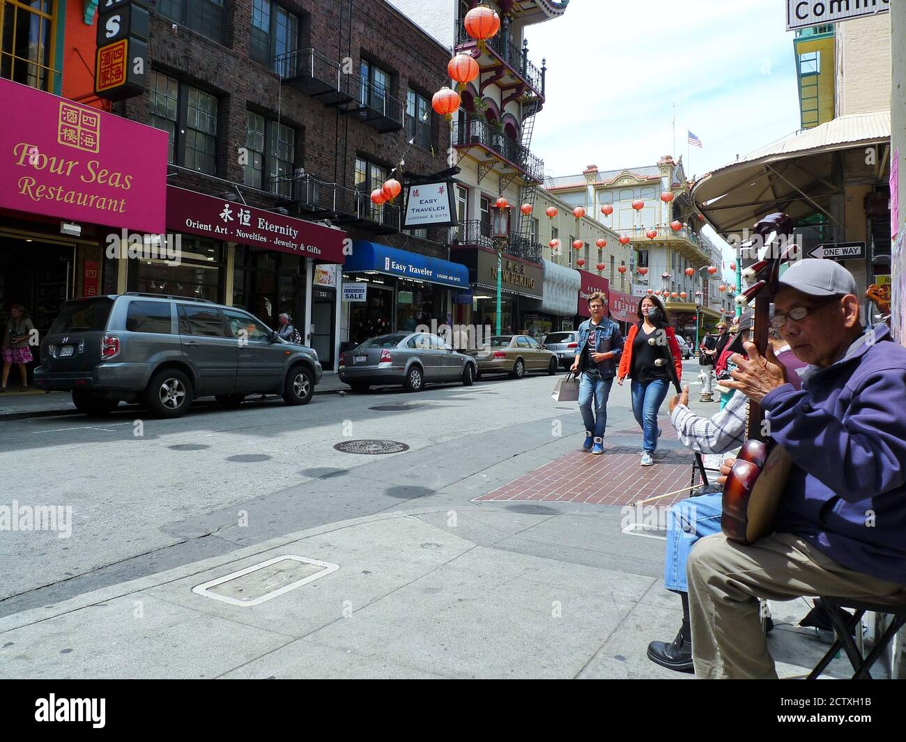 A CHINATOWN STREET WITH PEOPLE ON THE MOVE Stock Photo - Alamy