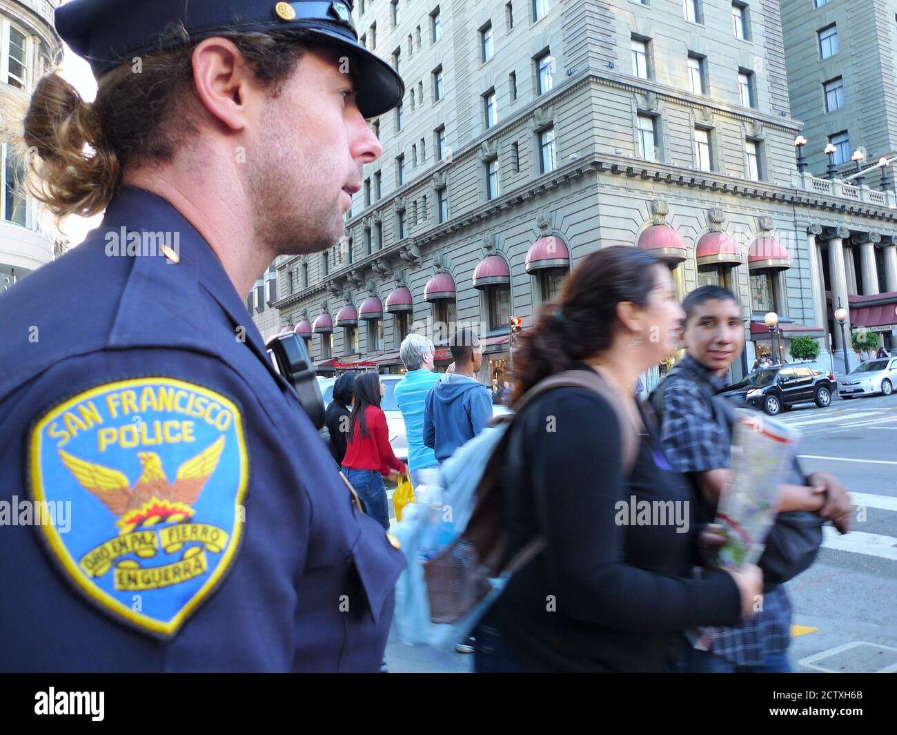 A POLICEMAN AND PEOPLE ON A DOWNTOWN STRETT CORNER Stock Photo - Alamy