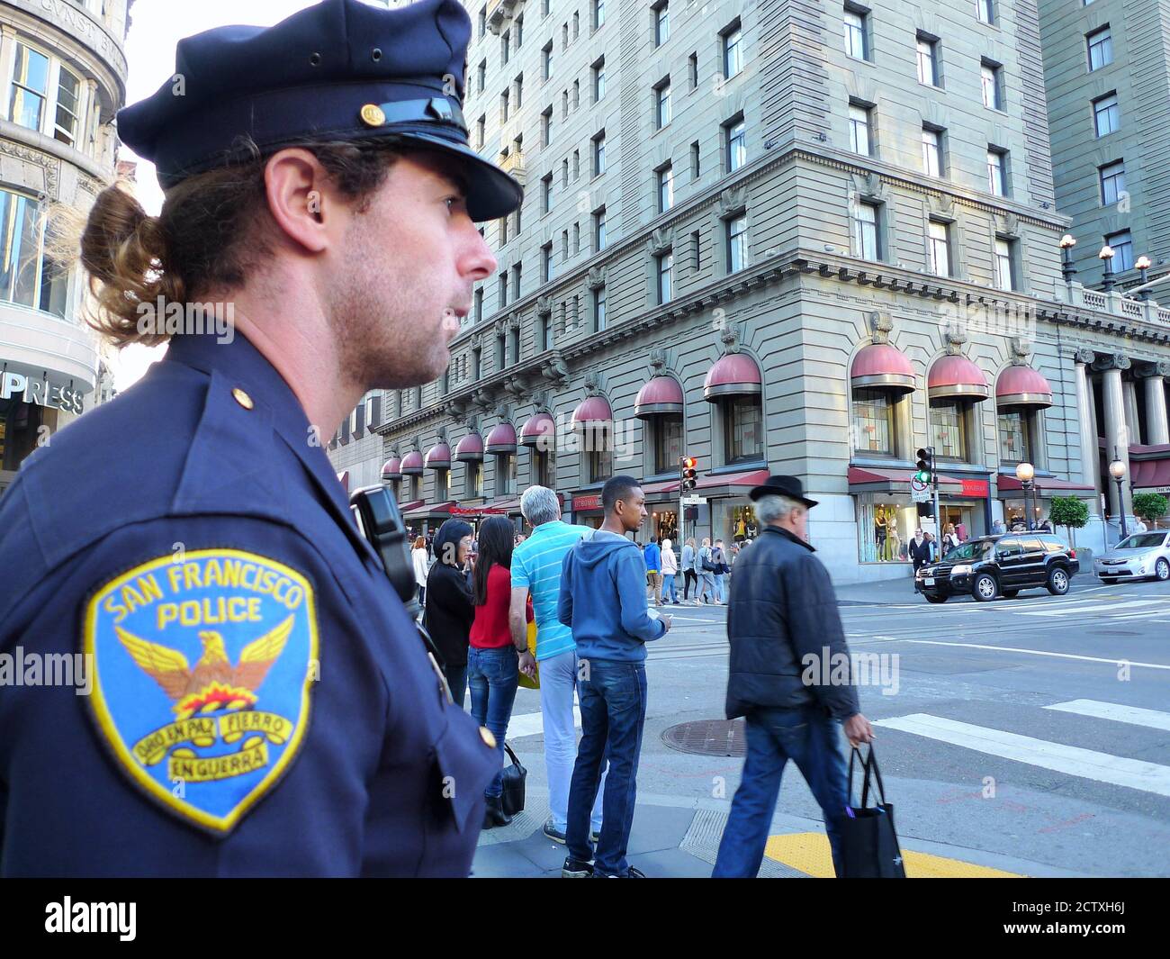 A POLICEMAN AND PEOPLE ON A DOWNTOWN STRETT CORNER Stock Photo - Alamy