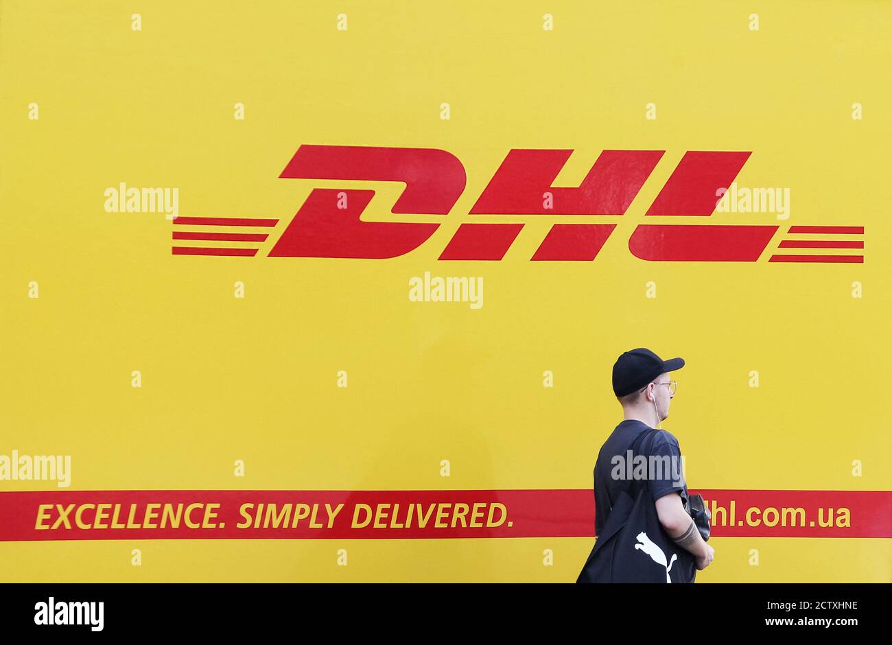 Courier service images hi-res stock photography and images - Alamy