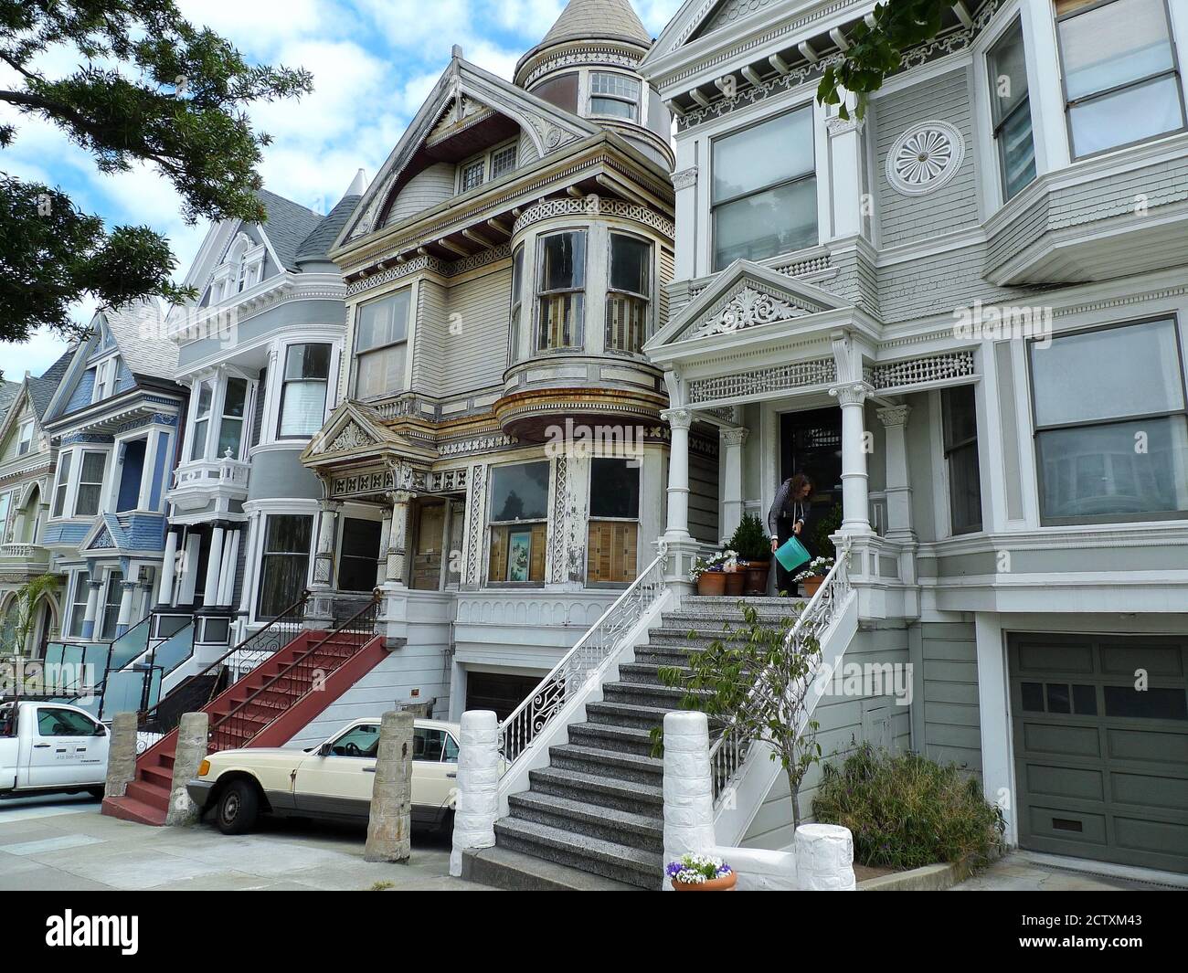 A STREET WITH CARACTERISTIC VICTORIAN HOUSES Stock Photo - Alamy