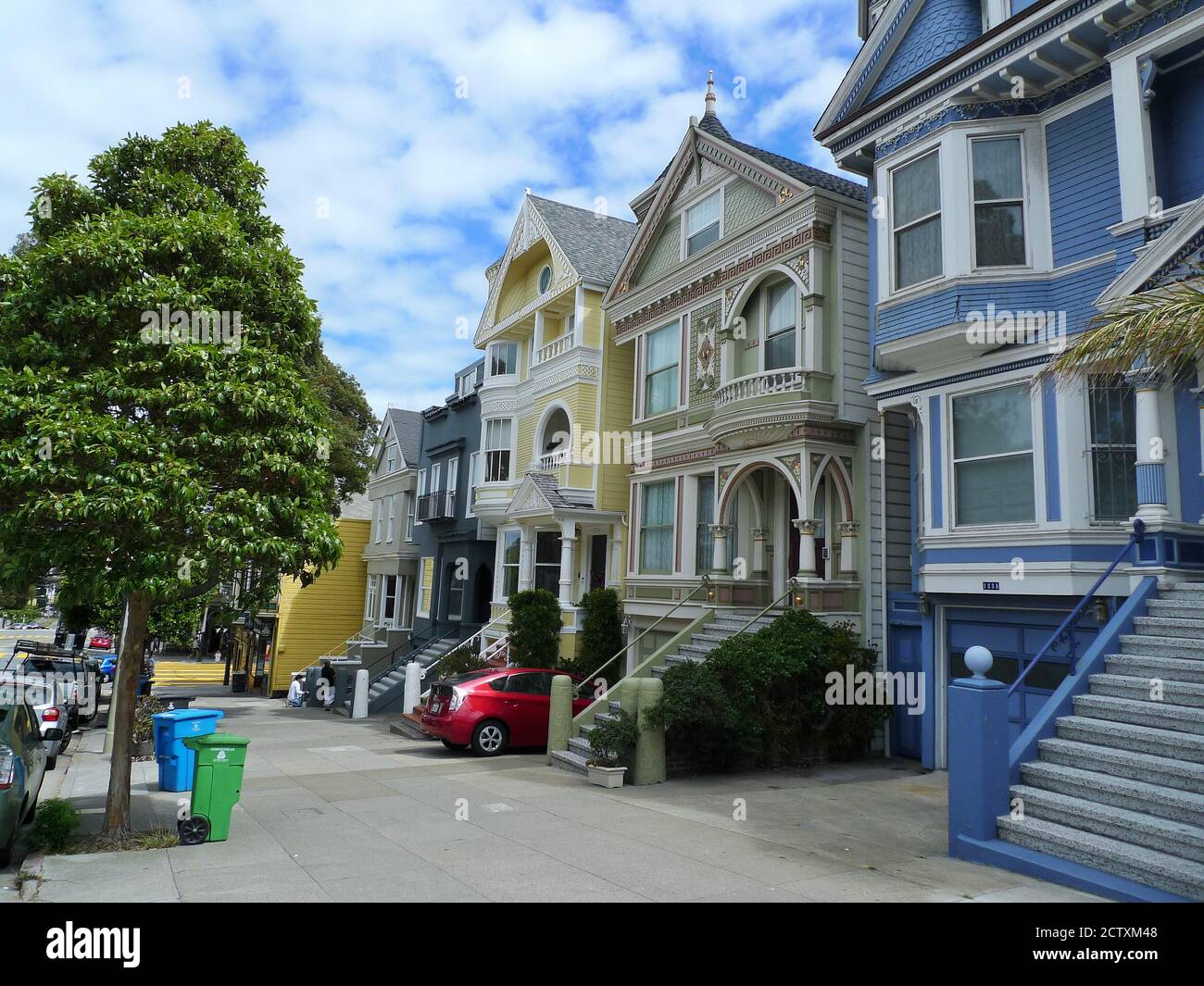 A STREET WITH CARACTERISTIC VICTORIAN HOUSES Stock Photo - Alamy