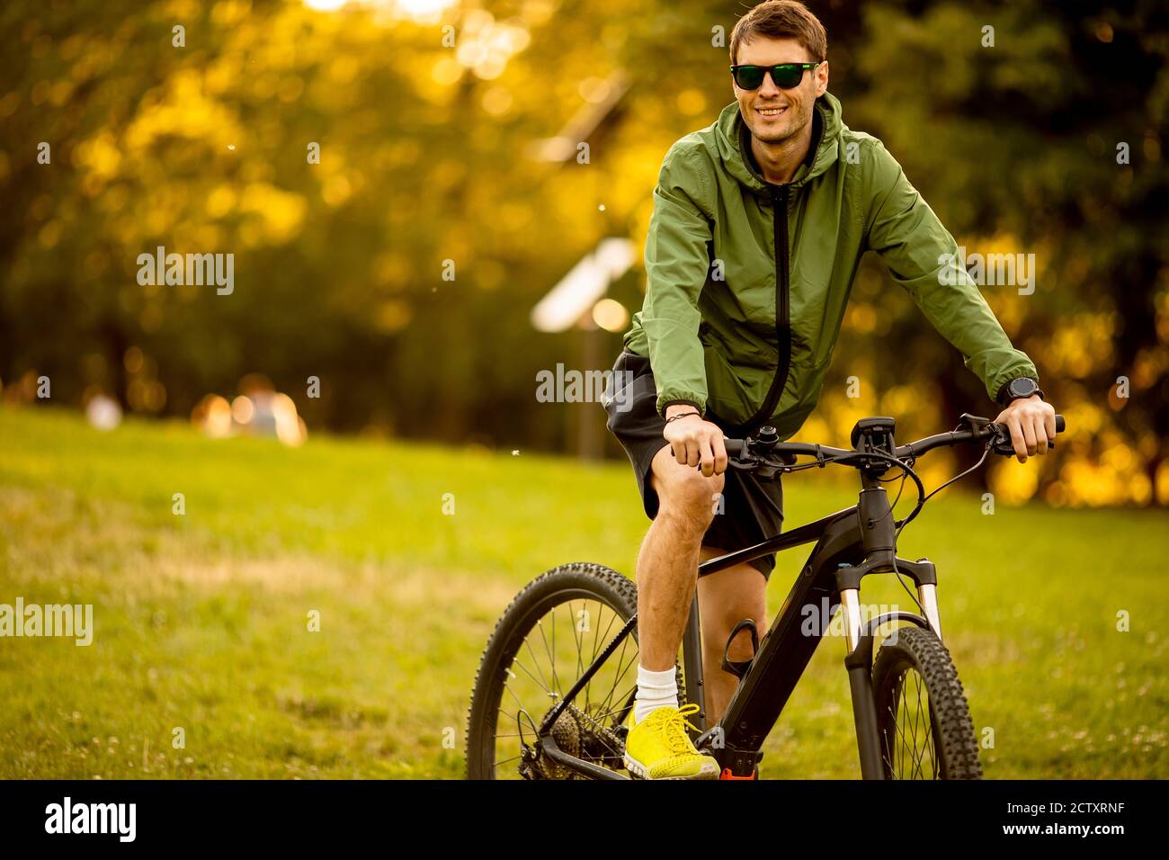Black cyclist ebike hi-res stock photography and images - Alamy