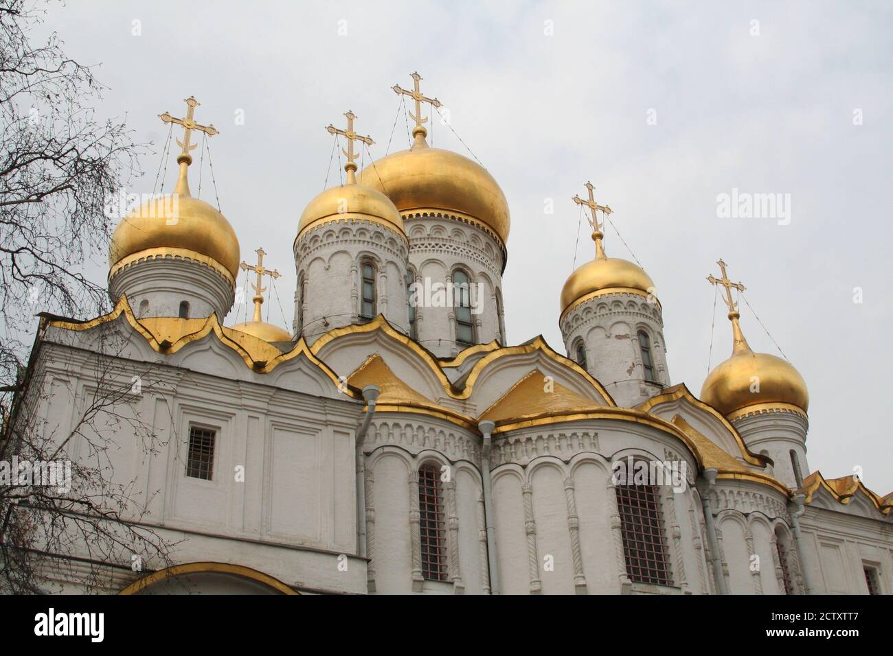 Golden onion domes of the Cathedral of the Annunciation in the Kremlin ...