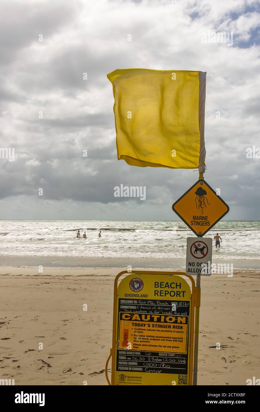 Australia jellyfish warning sign hi-res stock photography and images ...