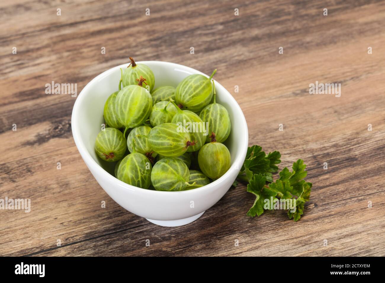 Fresh ripe green sweet gooseberry with leaf Stock Photo - Alamy