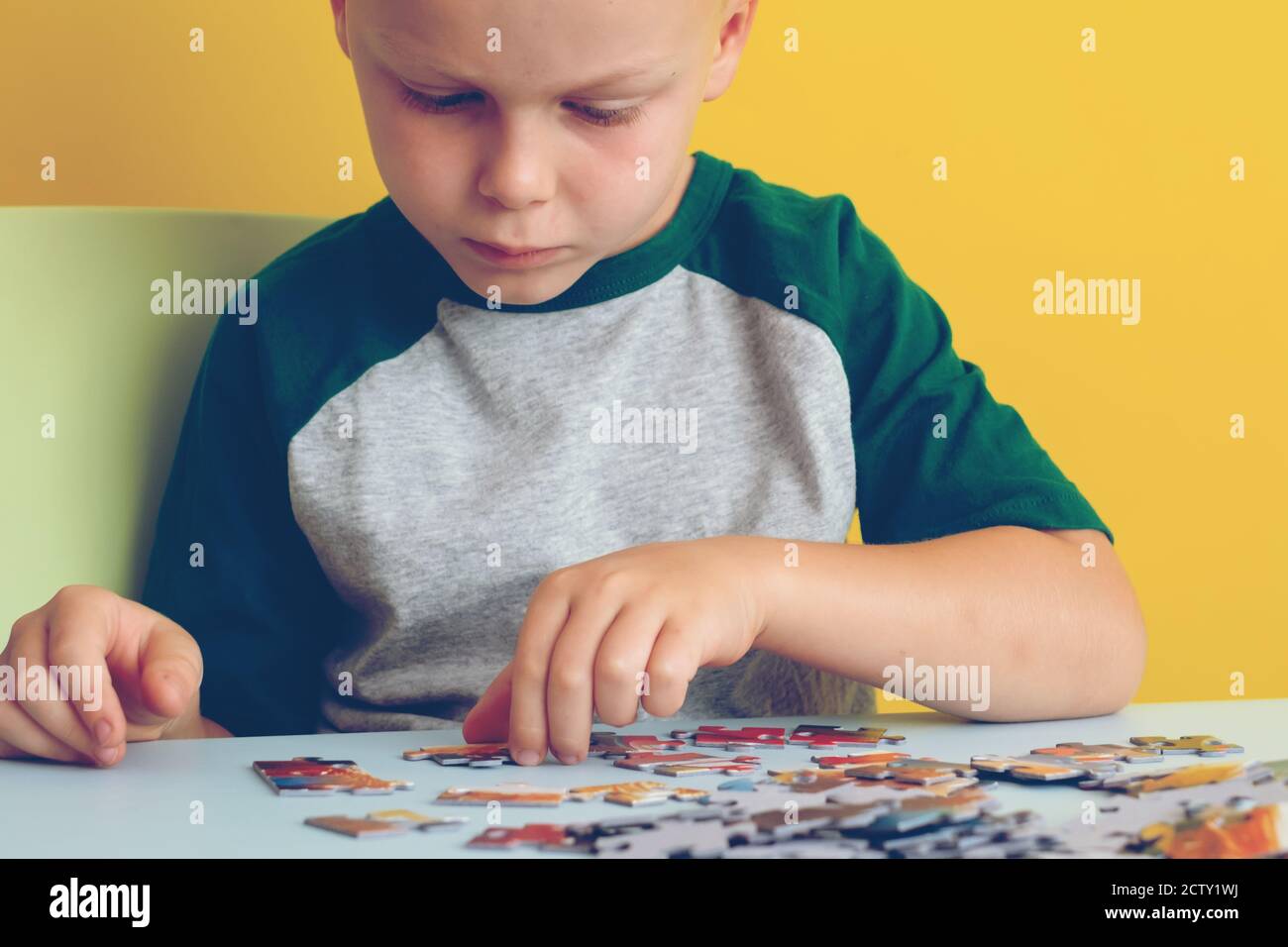 Child puzzle hi-res stock photography and images - Alamy