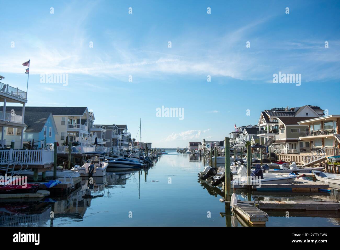 Canal side house exterior hi-res stock photography and images - Alamy