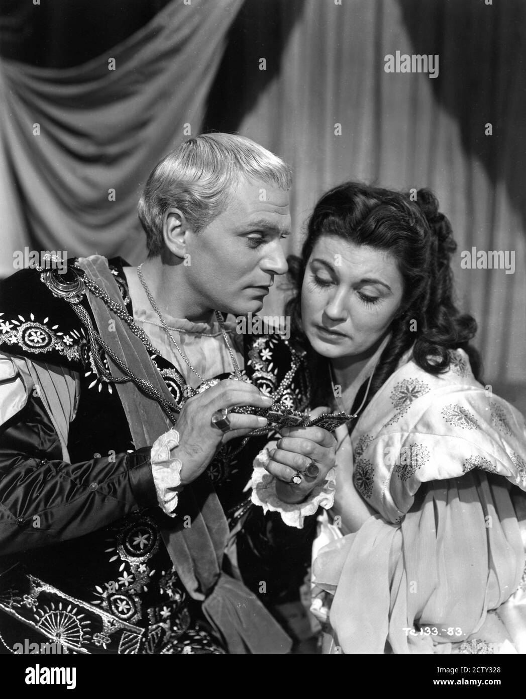LAURENCE OLIVIER and EILEEN HERLIE in the Closet Scene in HAMLET 1948 ...