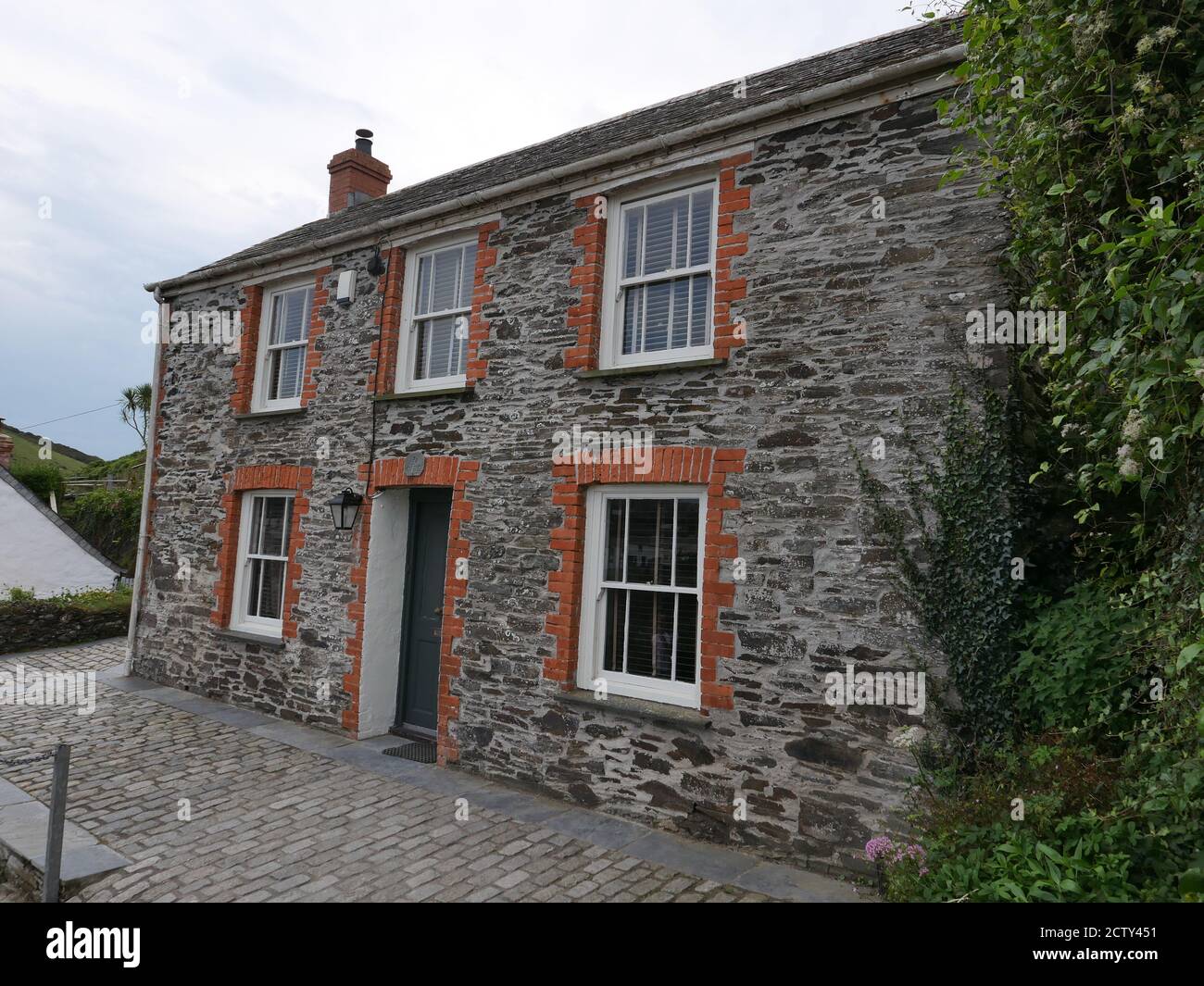 PORT ISAAC, CORNWALL FERN COTTAGE A picturesque detached stone cottage ...
