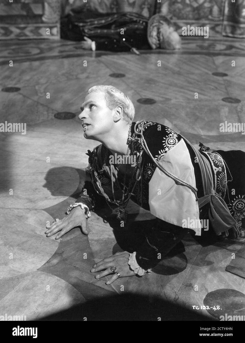 LAURENCE OLIVIER and FELIX AYLMER as the dead Polonius in the ...