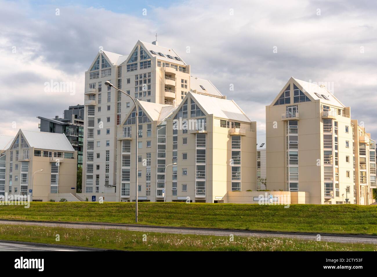 Urban residential apartment complex hi-res stock photography and images ...