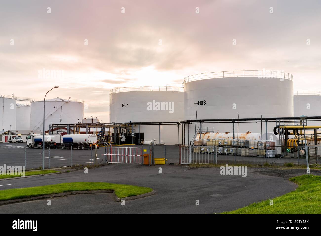 Huge fuel storage tank hi-res stock photography and images - Alamy